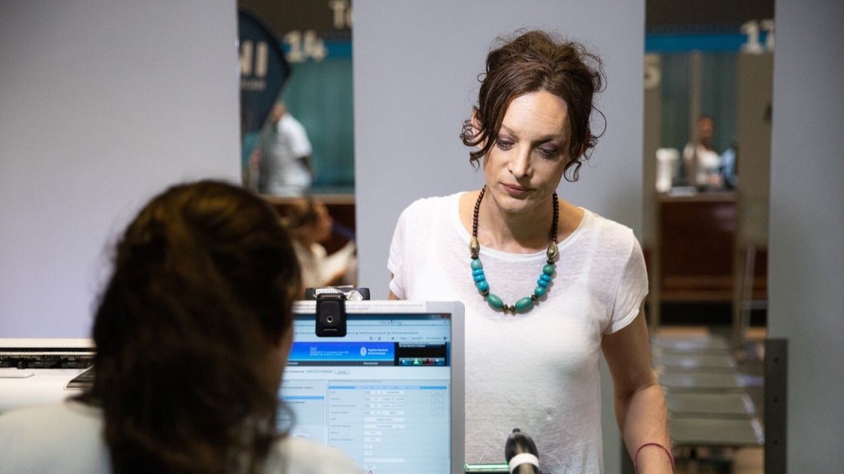 La apasionante historia de Isha Escribano, la portadora del DNI 9.000 ...