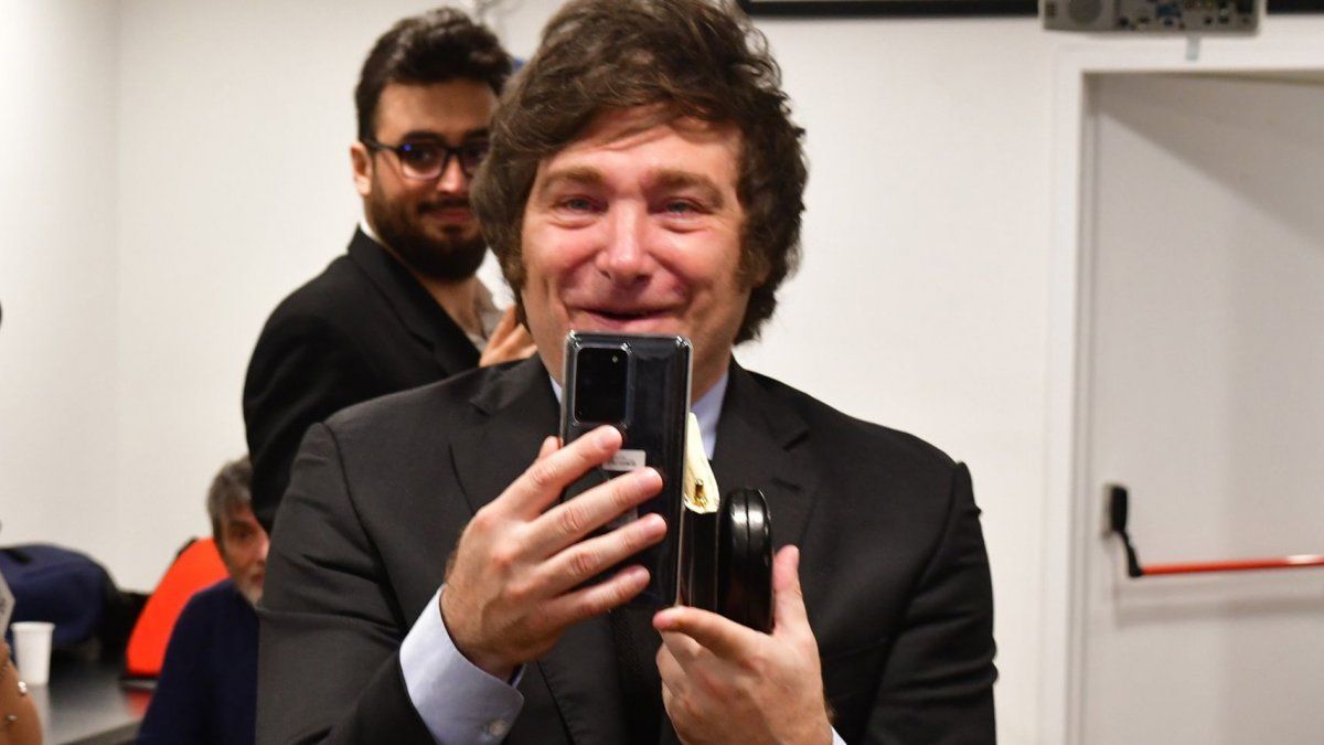 El posteo de Javier Milei por el Día del Padre, con una imagen junto a ...