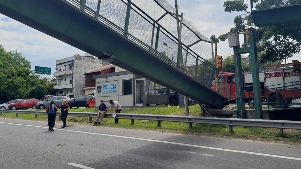 Se derrumbó parte de un puente en el cruce de la General Paz y avenida Roca