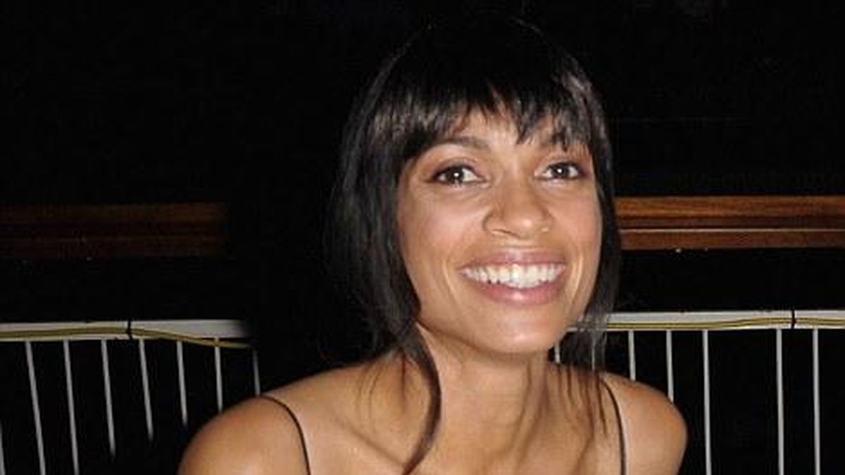 La bella morocha deslumbra con el escote asesino