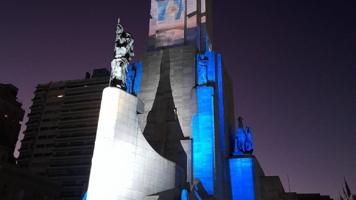 Rosario: el Monumento a la Bandera se vistió de Messi y Di María