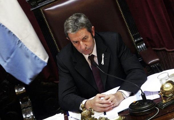 Cobos no sabe aún si le tomará juramento a CFK