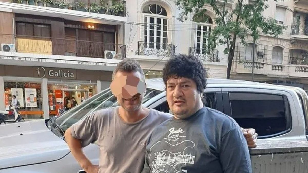 El increíble cambio de aspecto de un cantante de rock preso