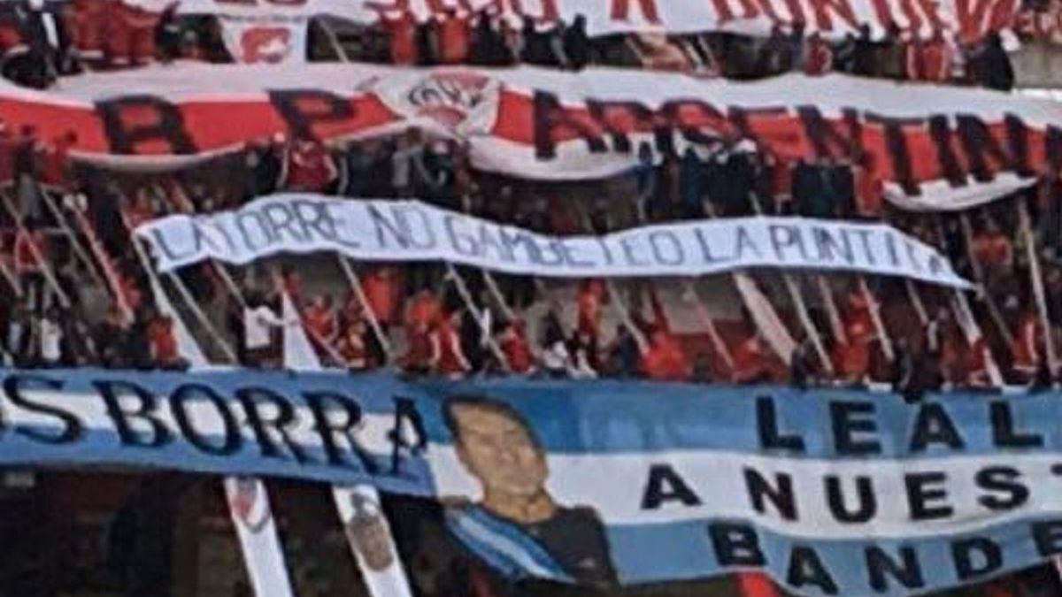 La bandera de la hinchada de River para Diego Latorre