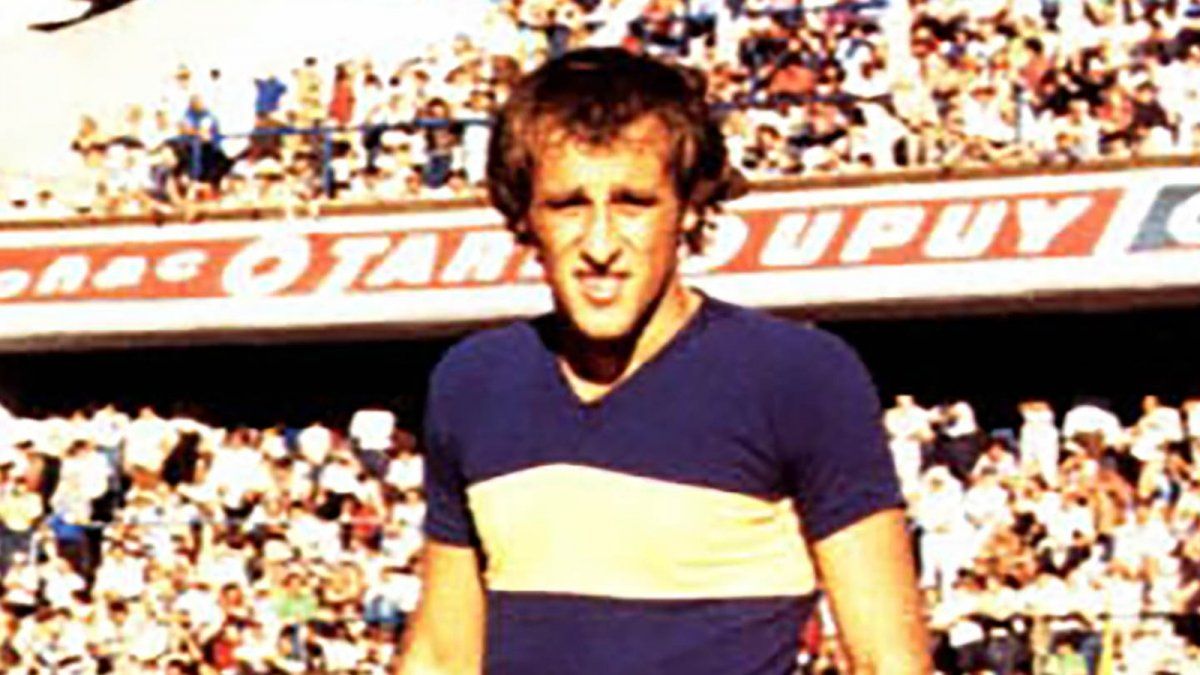 Se inaugura hoy la estatua de Roberto Mouzo en La Bombonera: a qué hora