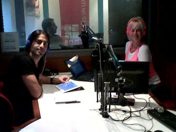 Alejandro Cupitó llegó a la radio junto a la modelo Pink
