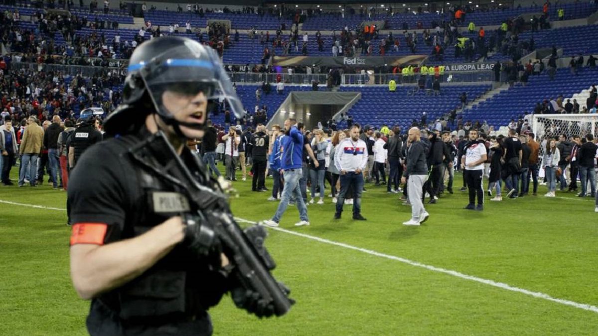 Brutal pelea entre hooligans de Lyon y Besiktas terminó adentro del estadio