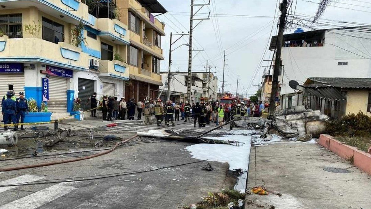 Ecuador Dos Muertos Al Caer Una Avioneta En Un Parque De Guayaquil