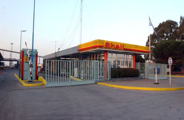 Shell ya disminuyó su producción y comienzan a escasear sus naftas