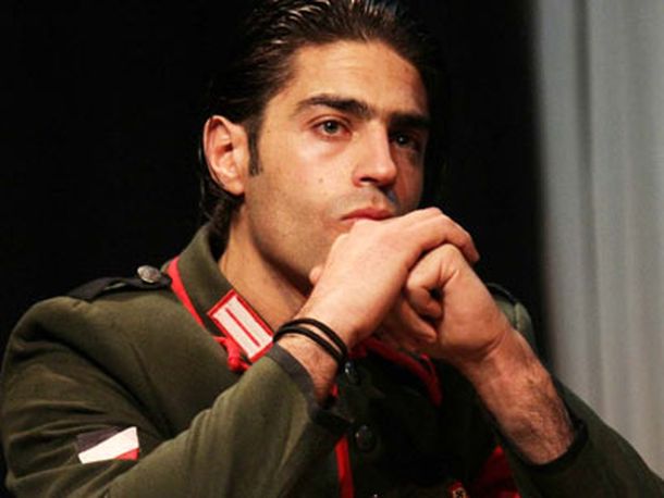 Alejandro Cupitó entre el teatro y una bella modelo italiana