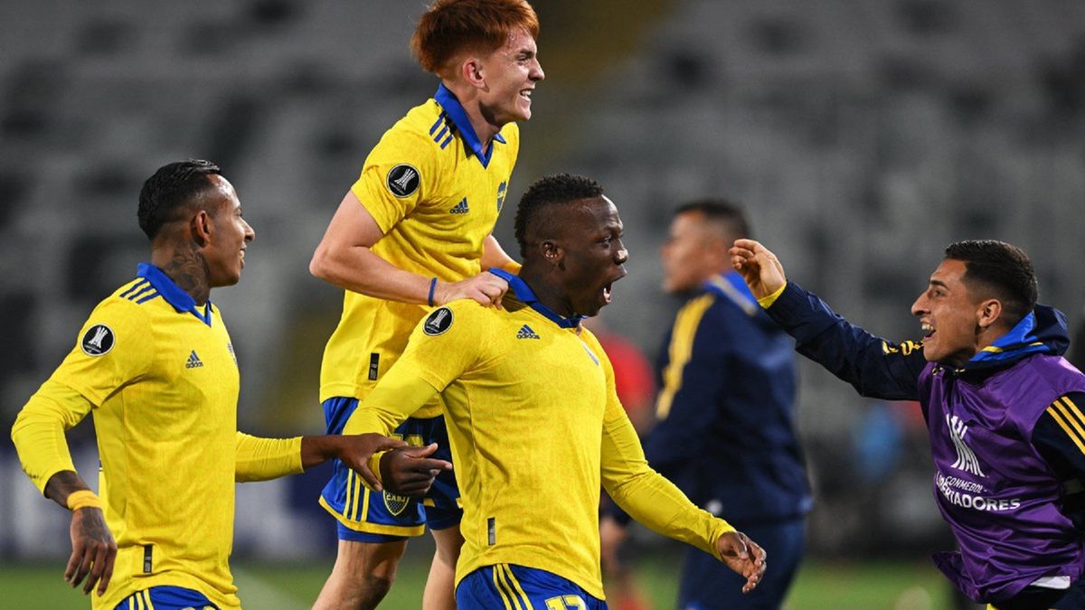 Boca le ganó 2-0 a Colo Colo y es líder de su grupo