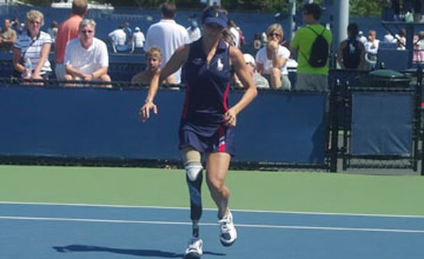 Kelly Bruno, la alcanzapelotas amputada que es el centro de las miradas ...