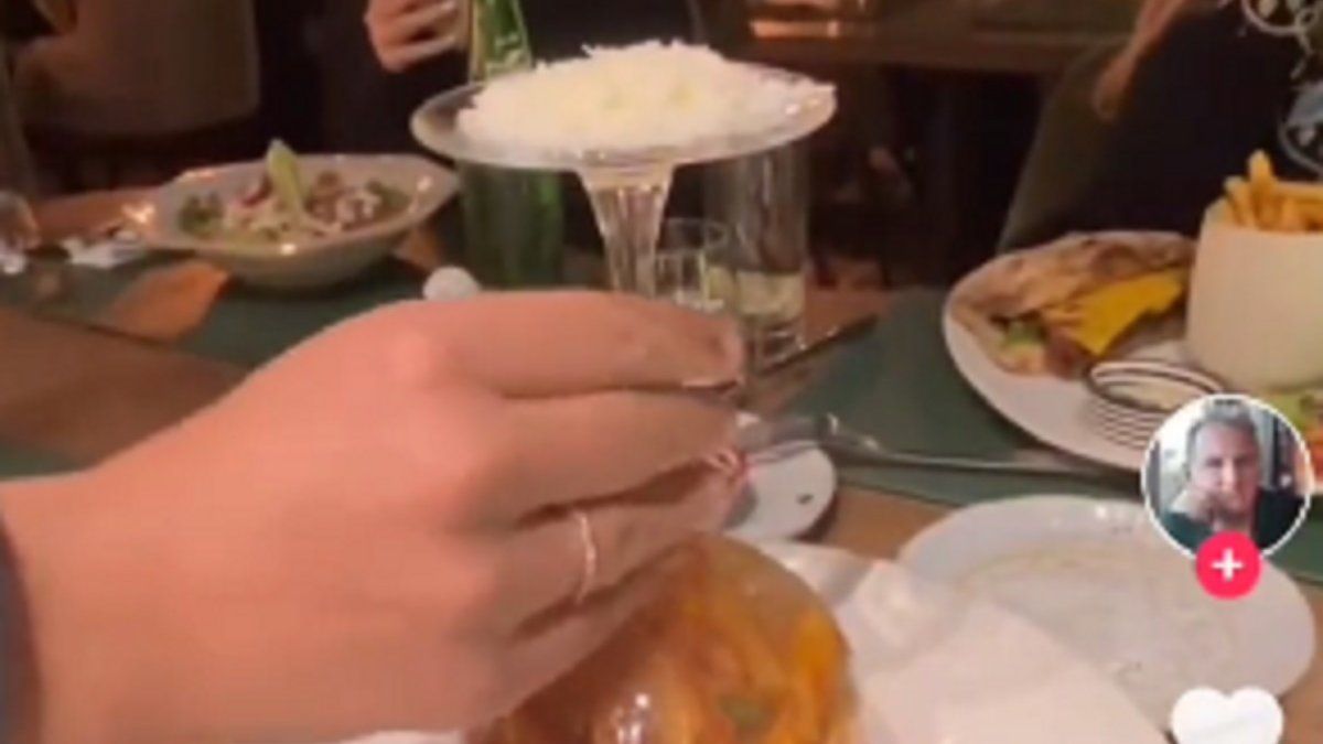 Memes por los fideos en copa que sirven en Palermo