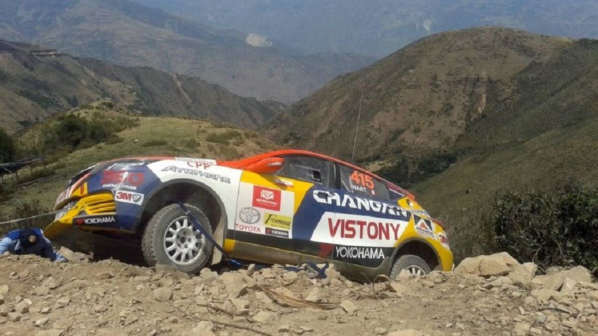 Un piloto de rally perdió el control de su auto y estuvo al borde de la ...