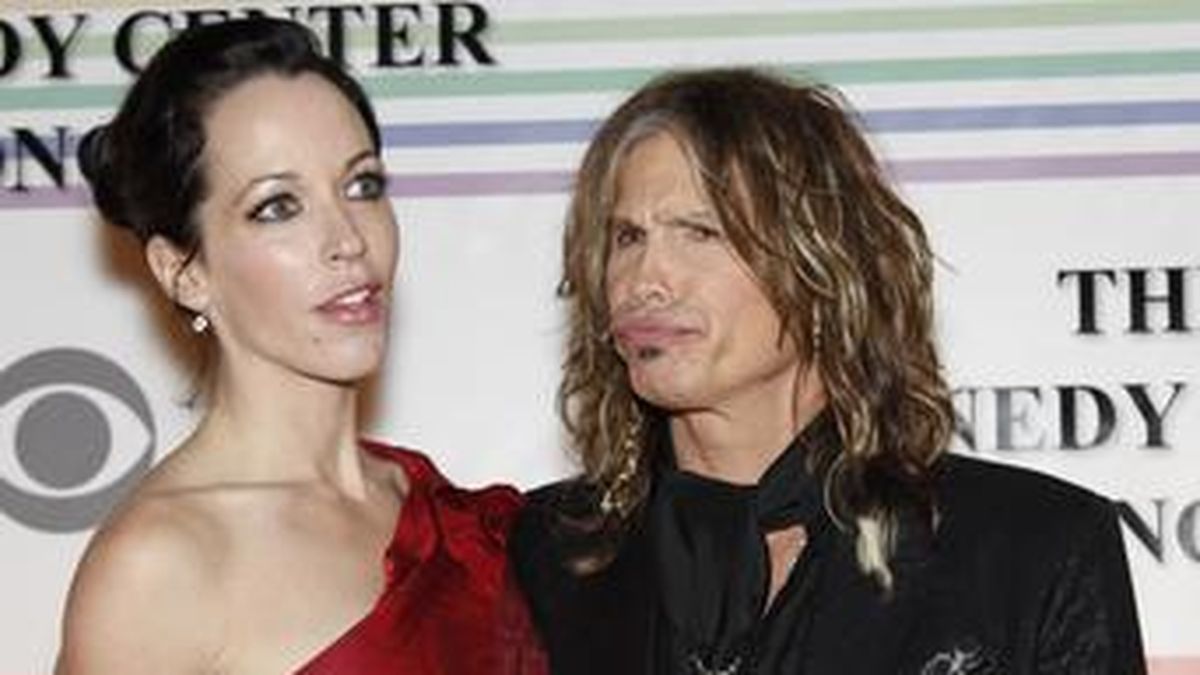 Rockero molesta a toda su familia con el anuncio de su compromiso