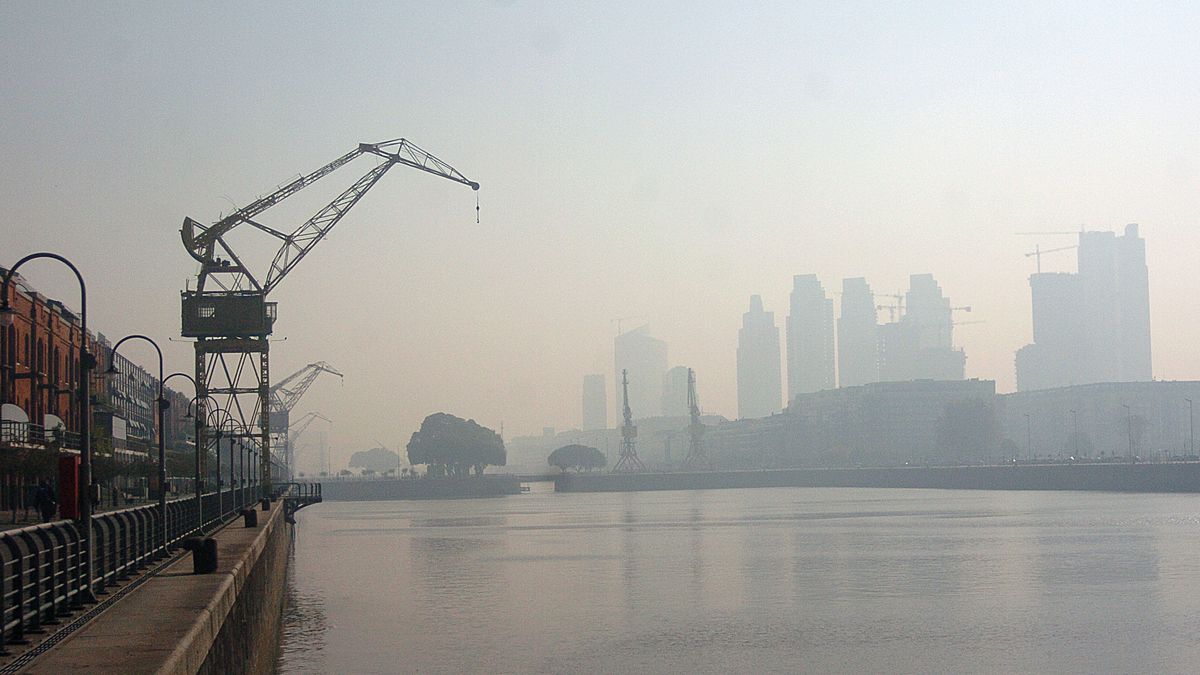 Una ligera bruma cubre la ciudad de Buenos Aires