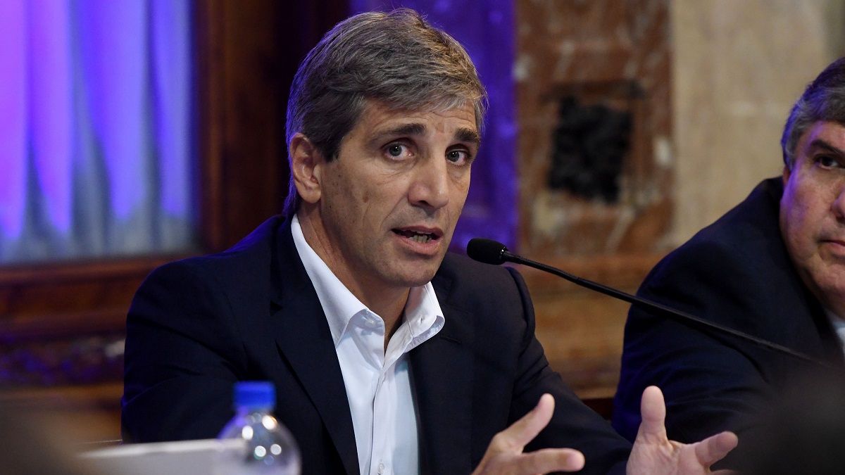 Una buena para Caputo: la causa del bono a 100 años está a punto de ...