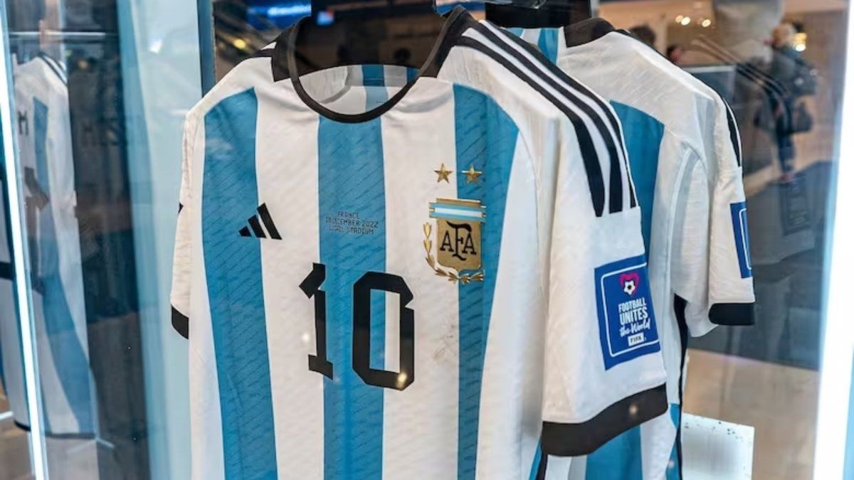 Subastaron seis camisetas que vistió Lionel Messi en el Mundial de Qatar 2022: cuánto recaudaron