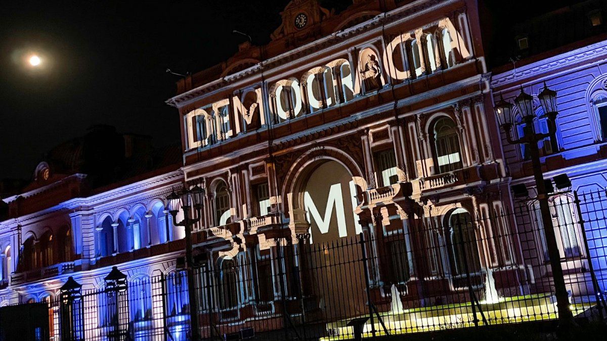 La Casa Rosada celebra el 39° aniversario de la democracia con un video mapping