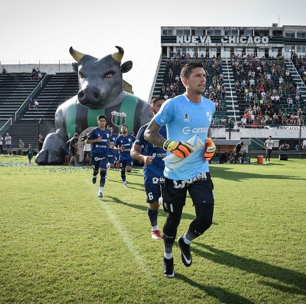 Cuarentena: arquero de Temperley hace delivery a necesitados