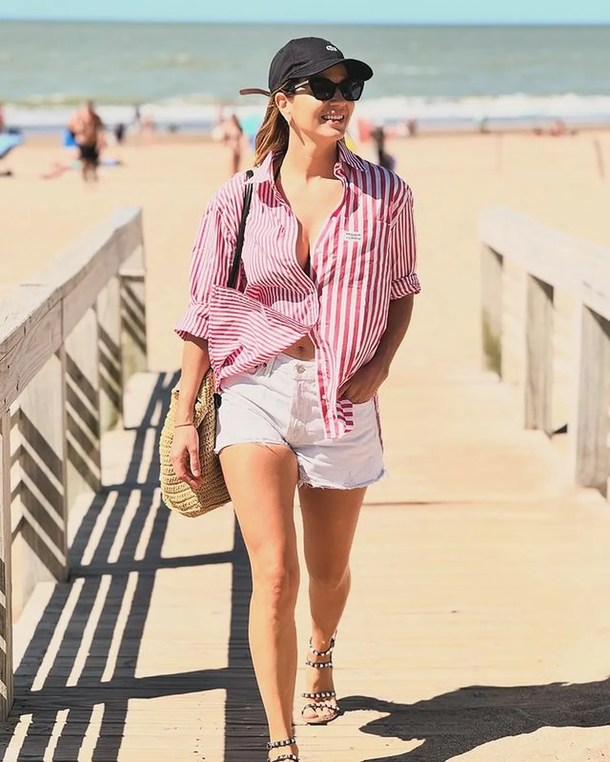 El look playero de Marcela Kloosterboer: microbikini y camisa