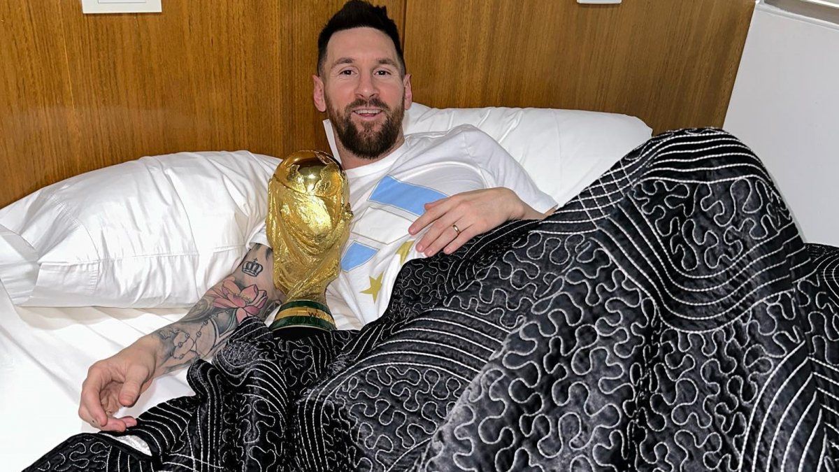 ¡Buen día Messi! Con la copa y un mate, así despertó el capitán de la ...