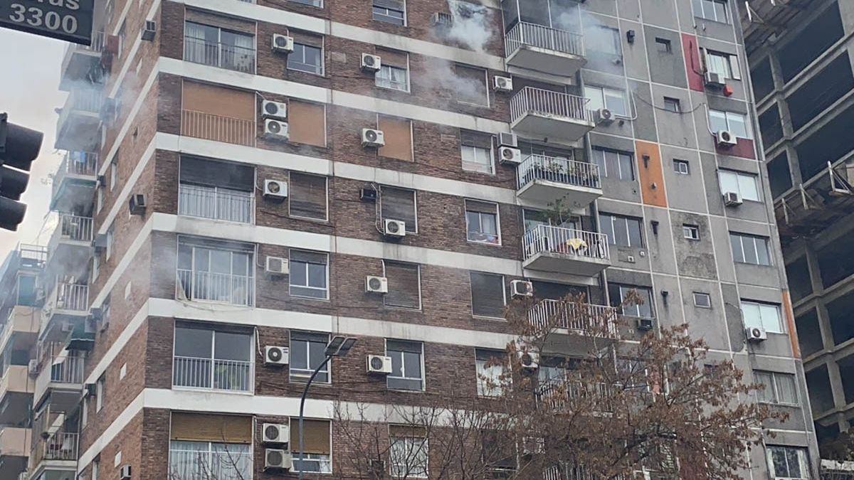 Impresionante incendio en un edificio de Palermo
