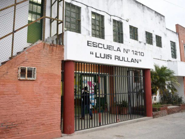 Denuncian que un hombre manoseó a estudiantes de 12 años mientras daba ...