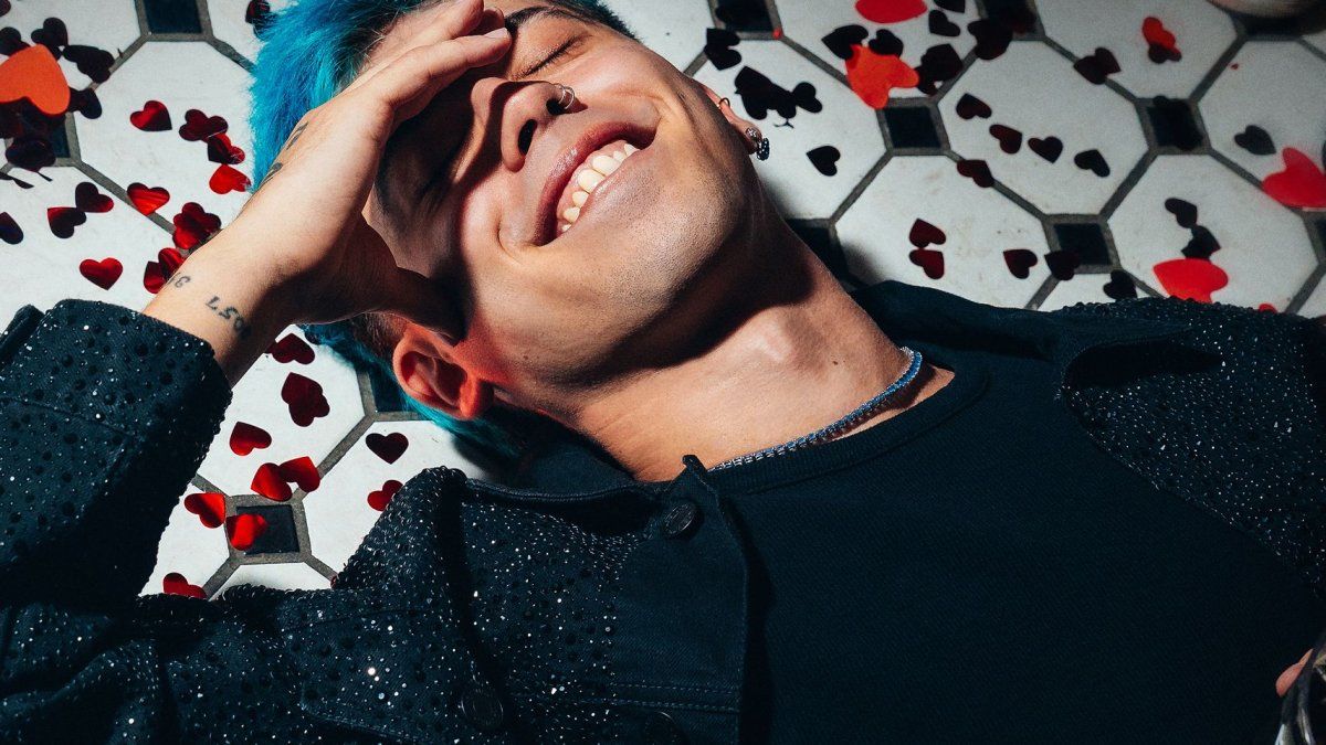 Video: Luck Ra estrenó Un Clavo, el himno para los corazones rotos