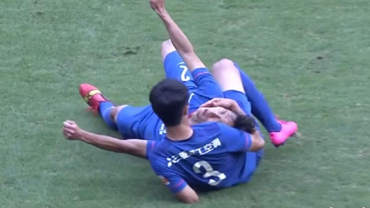 VIDEO: Dejó inconsciente a un compañero de una patada