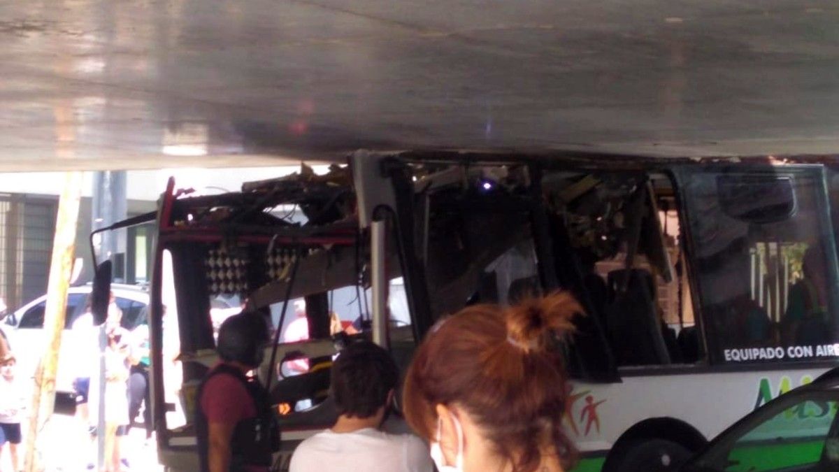Así fue el choque del colectivo de la línea 114 contra el túnel del ...