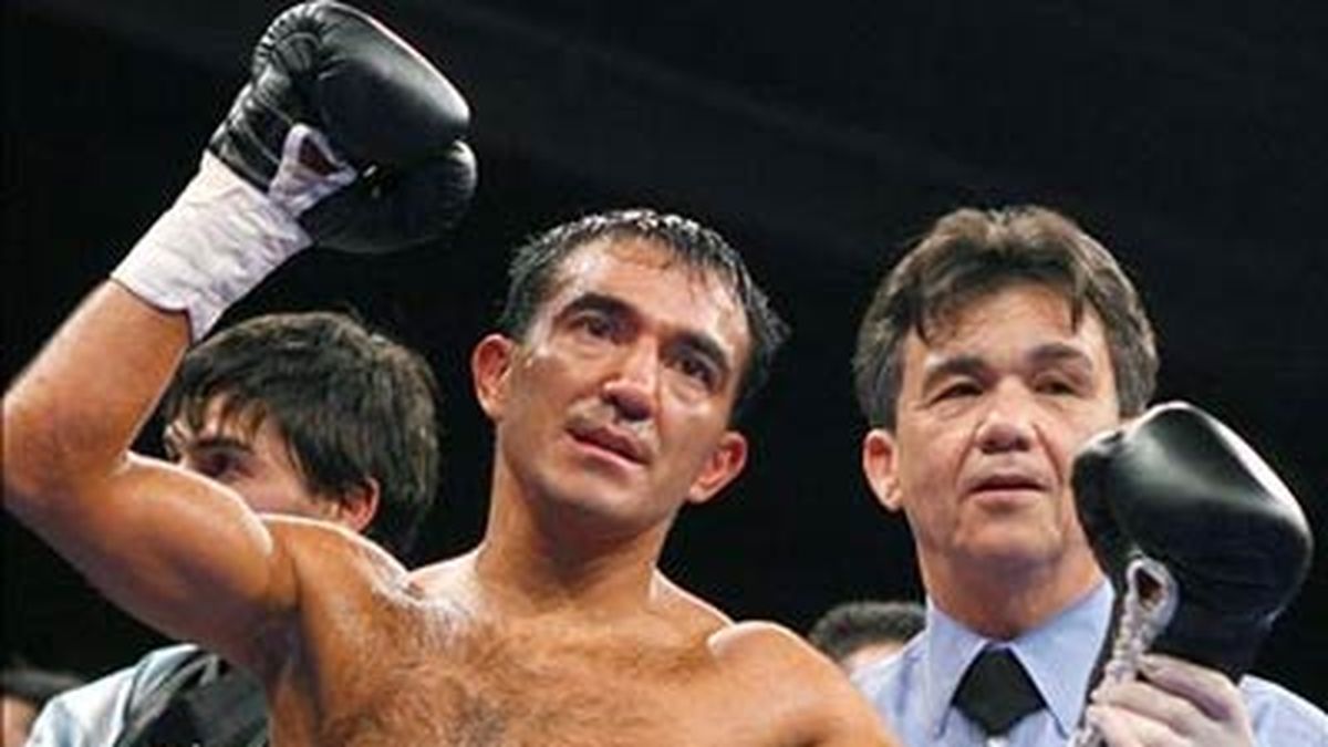 Omar Narváez retuvo en España su corona al ganar en el octavo round