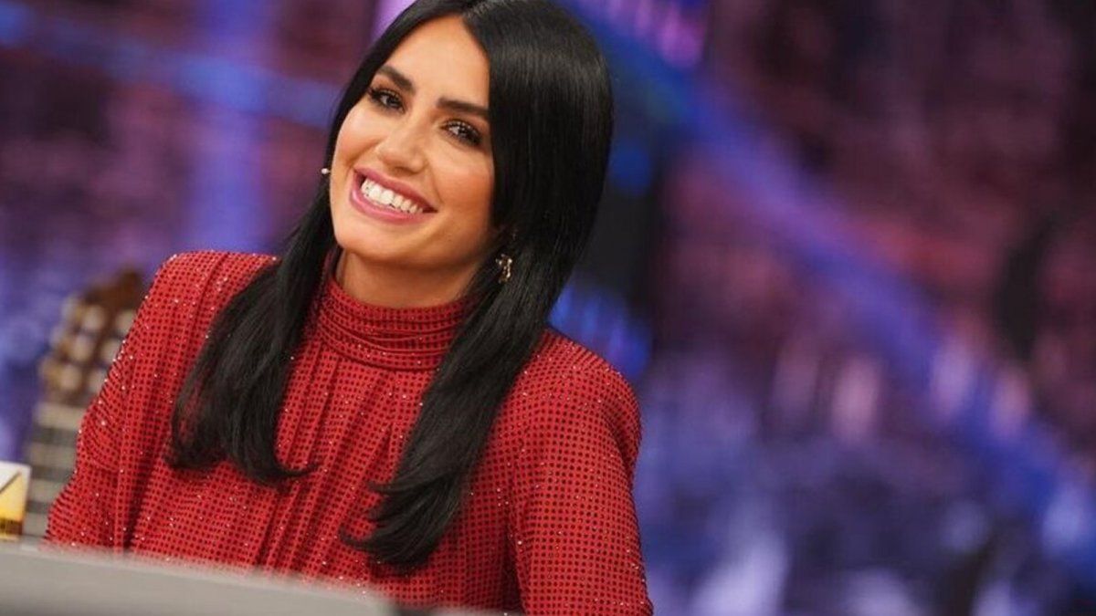 Lali le explicó a los españoles cómo se canta Muchachos