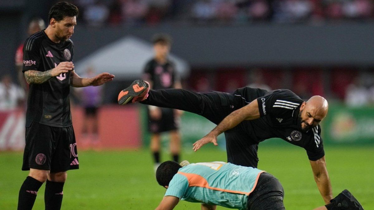 ALERTA: un hincha DERRIBÓ al custodio de Lionel Messi en Panamá