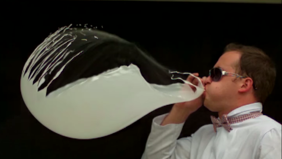 La increíble explosión de globos en cámara lenta