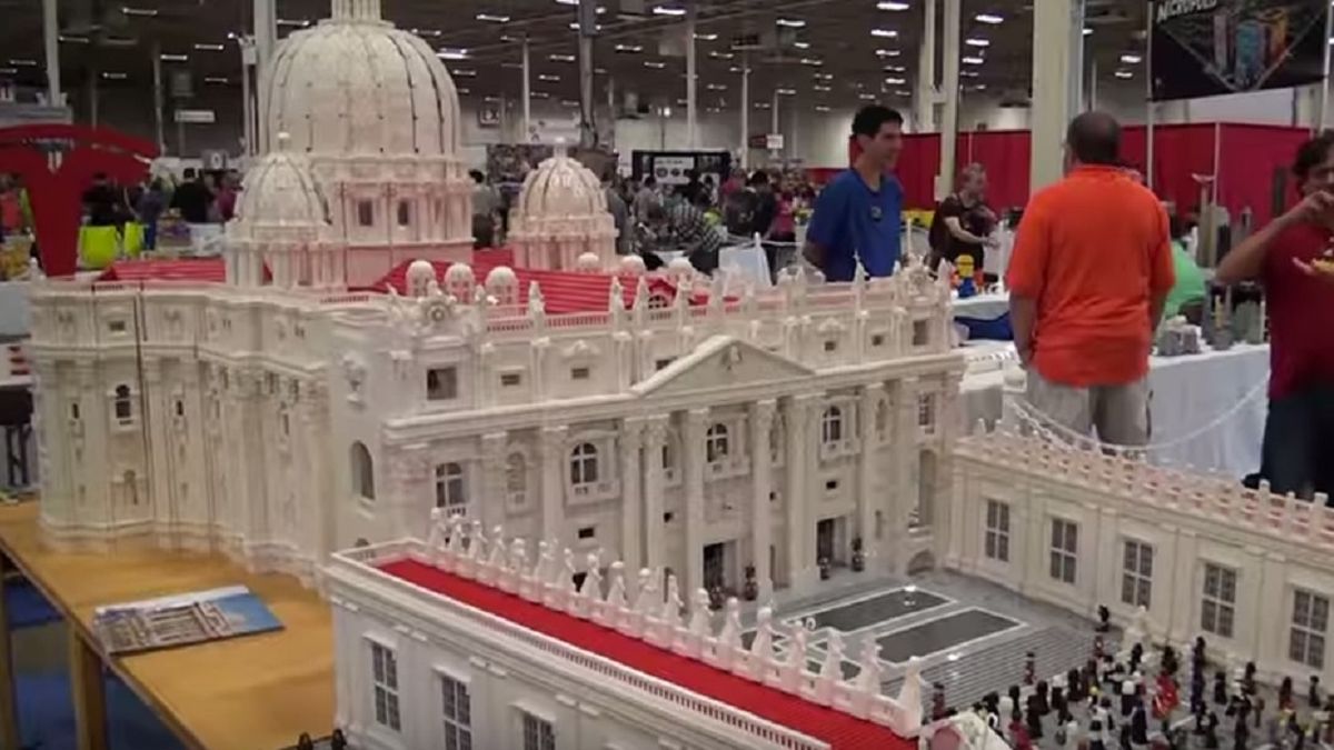 Sacerdote armo su vaticano con 44 mil piezas de Lego