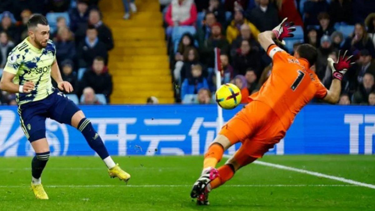 La espectacular atajada del Dibu Martínez para el Aston Villa