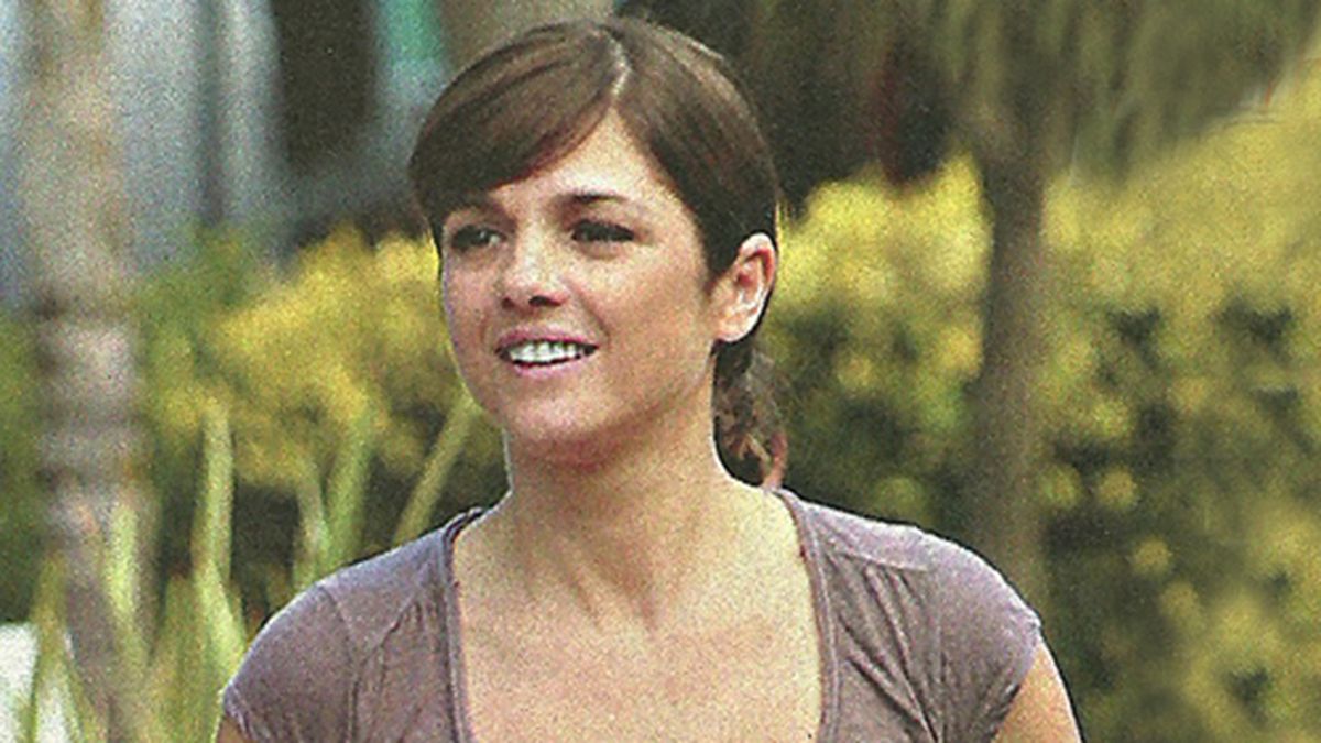 Famosa de la TV, sorprendida por el frescor del mar