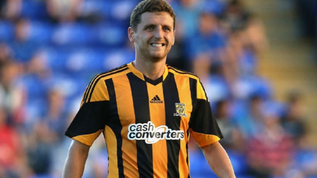 Alex Bruce se enteró que se iba del Hull City ¡por Twitter!