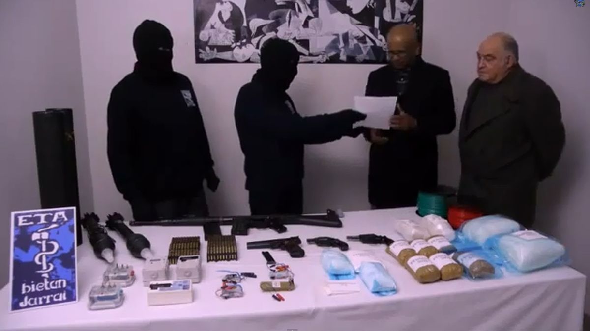 Así mostraron en video el momento en que ETA entregó las armas