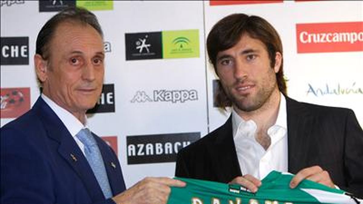 Real Betis presentó a Mariano Pavone