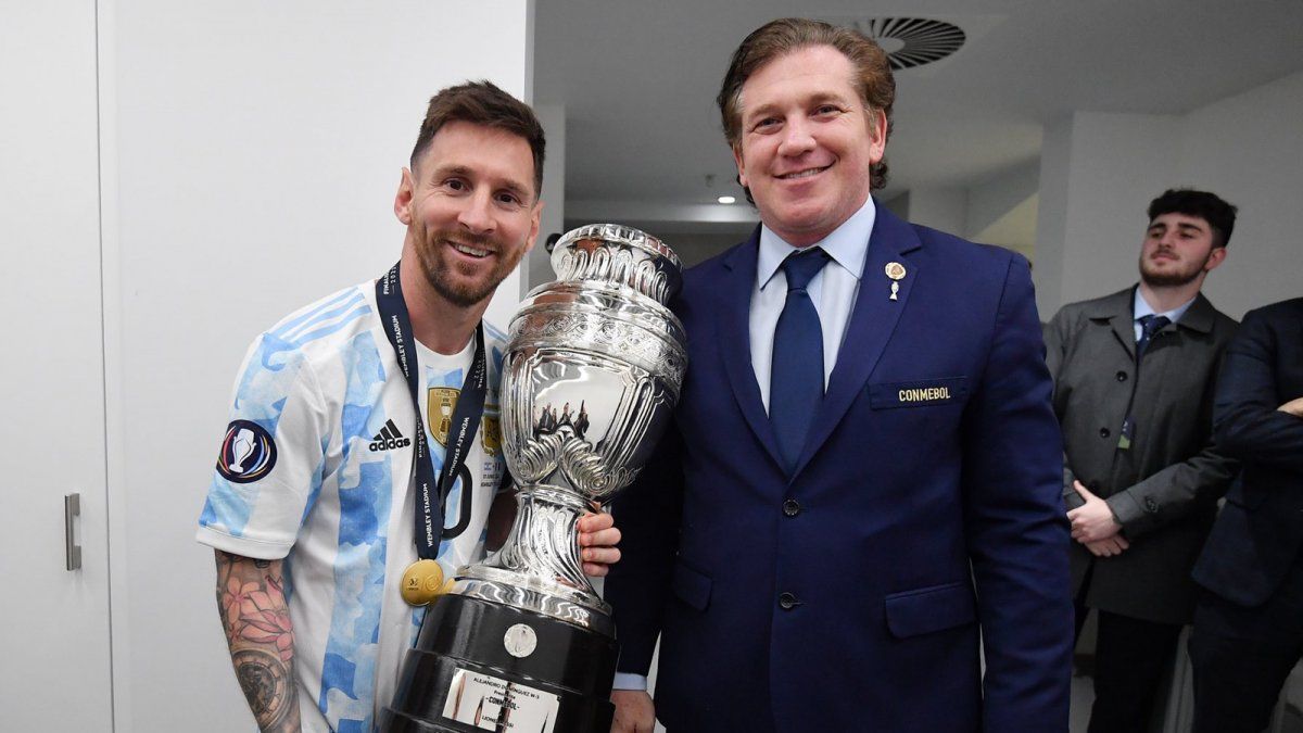 Le entregaron una réplica de la Copa América a Messi