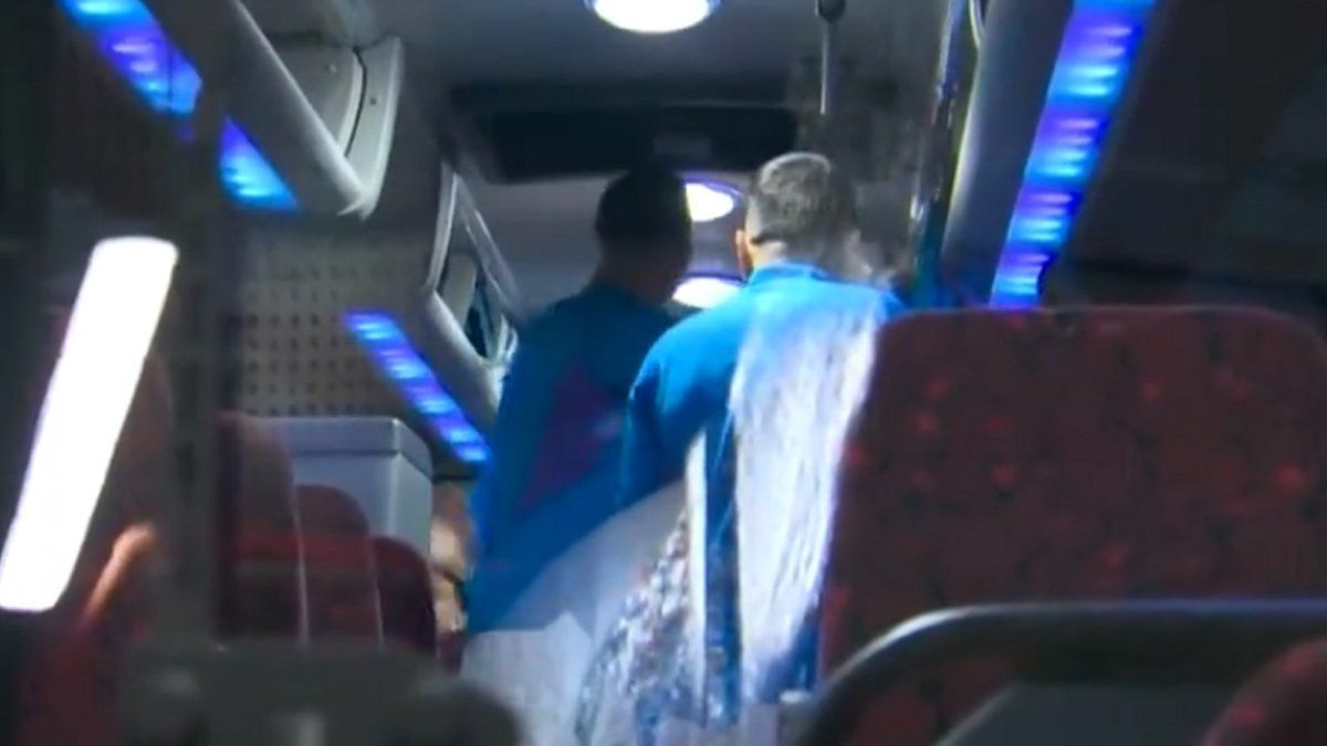 A puro canto para la final: así llegó el micro de la Selección Argentina