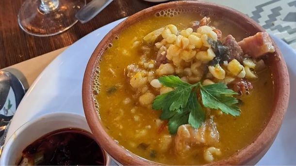 El bodegón en Buenos Aires que se destaca por la calidad y la abundancia de su milanesa rellena