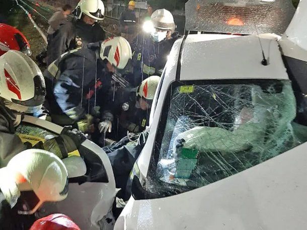 Una Formación Del Tren Sarmiento Arrolló A Un Auto El Conductor Quedó