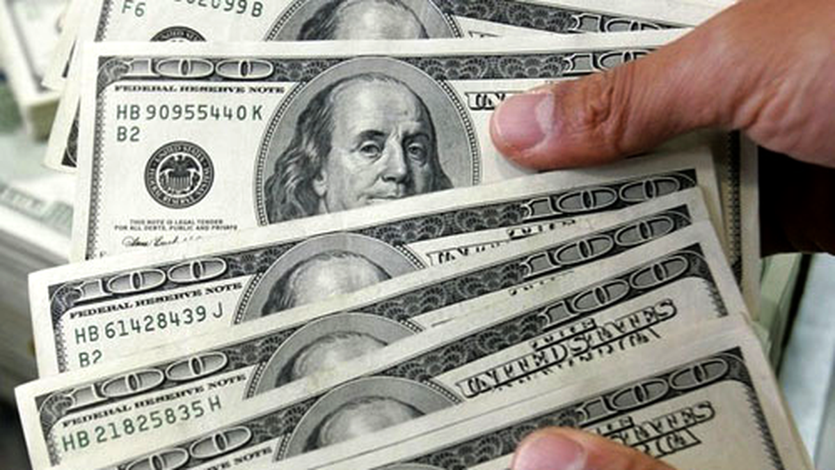 El dólar negro retrocedió a $8,66 y el oficial cerró estable