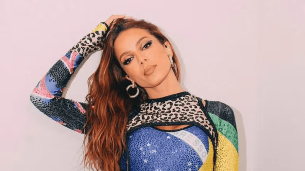 Anitta sorprendió con una microbikini colorida para su nuevo videoclip