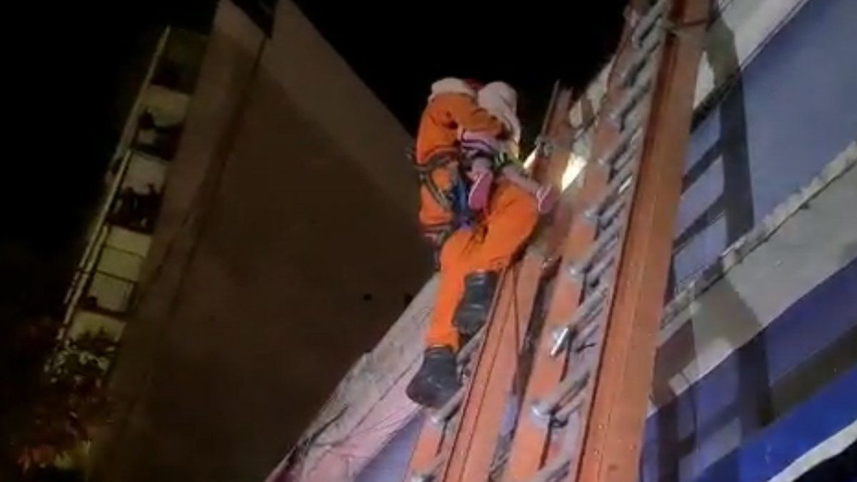 Así rescataron a una nena del derrumbe en Floresta