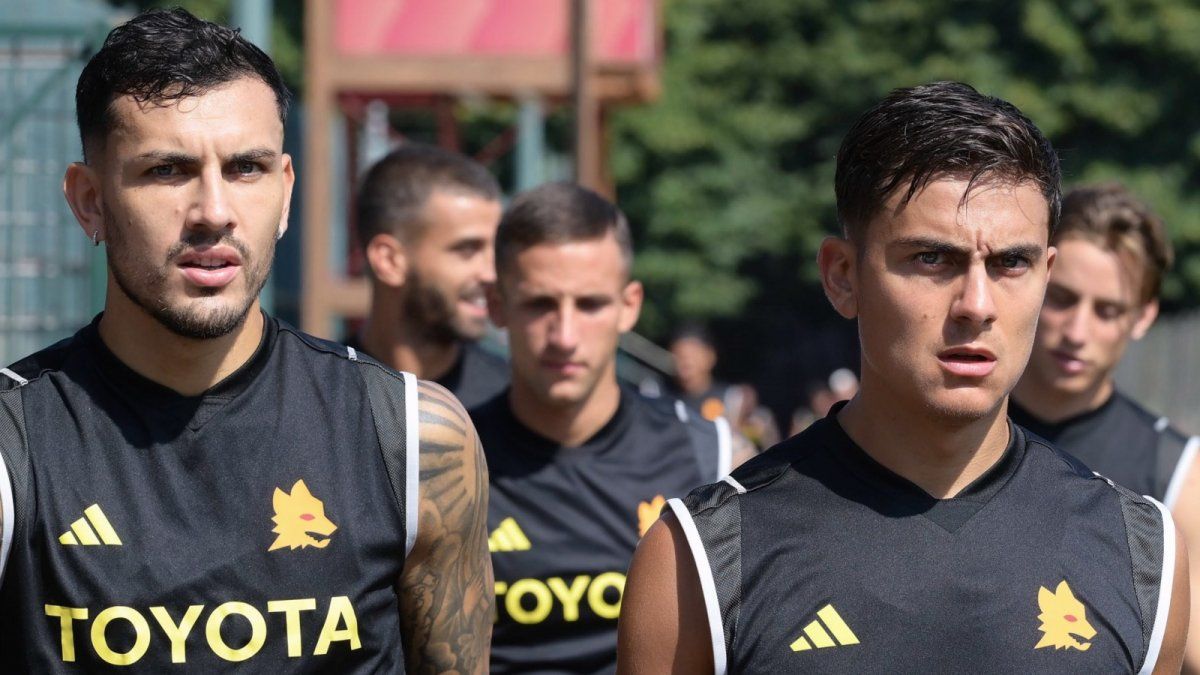Paredes y Dybala, juntos en el entrenamiento de la Roma