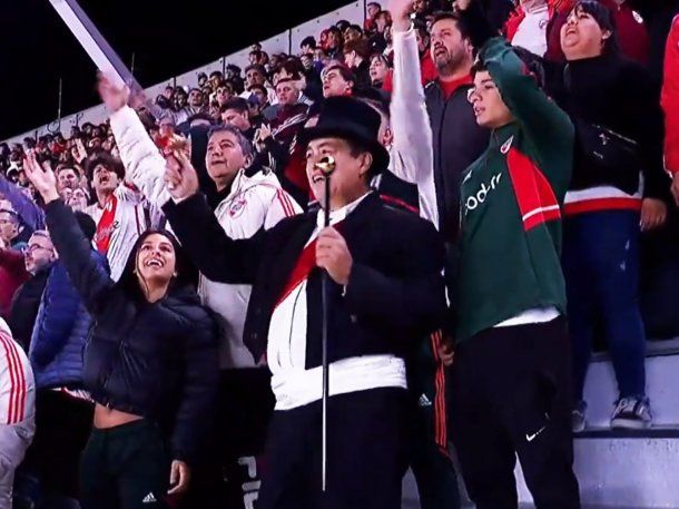 Un hincha de River fue al Monumental con galera y bastón y se hizo viral